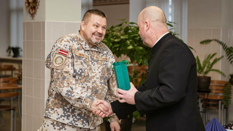 Instruktoru skolas augstākais virsseržants pēc 27 gadu dienesta ...